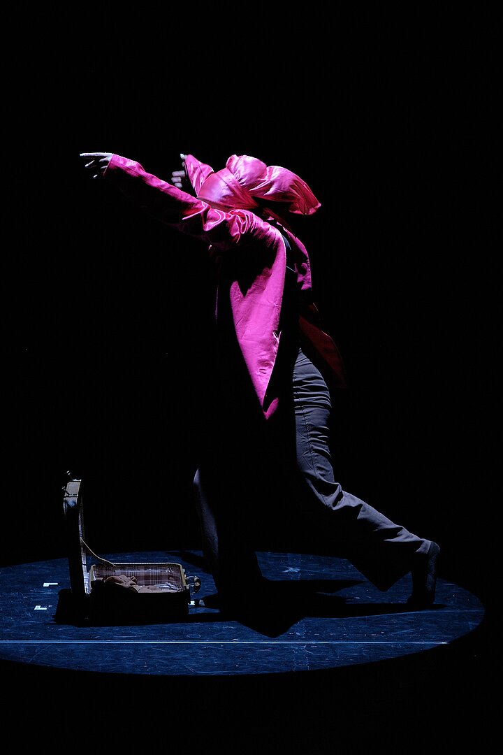 Nothin‘ but a shadow: Theater Dortmund